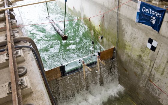 Unique strength test on glass wall for river flood defence | Dutch ...