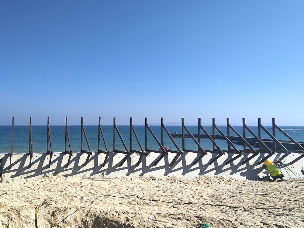 Construction sea defence wall East Dike on Chinese peninsula | Dutch ...