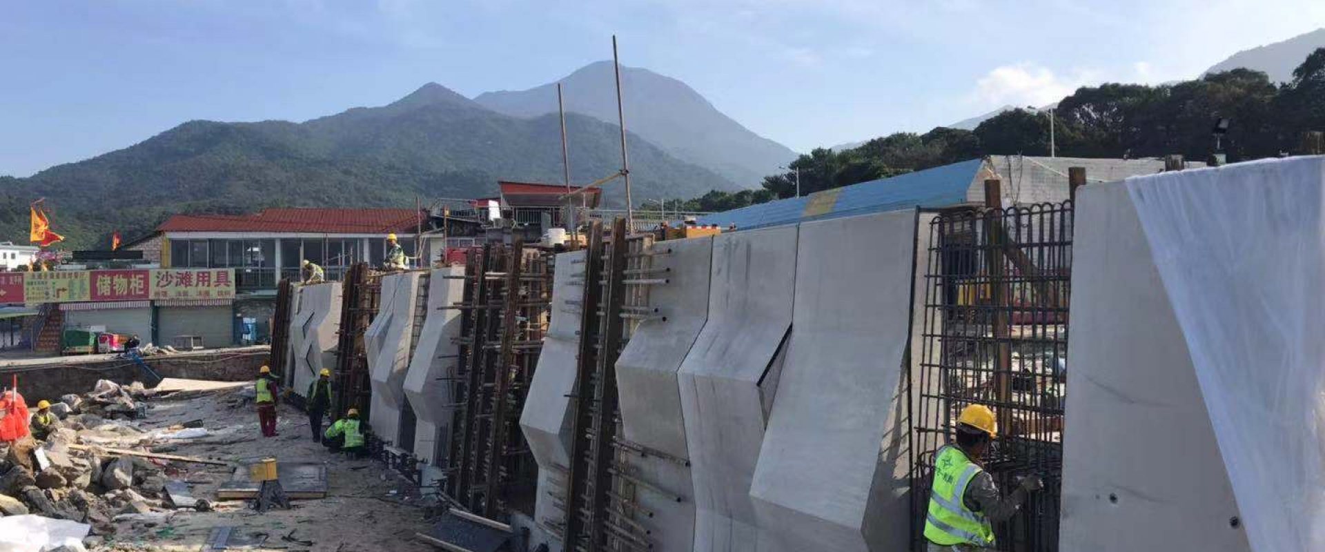 Construction sea defence wall East Dike on Chinese peninsula | Dutch ...